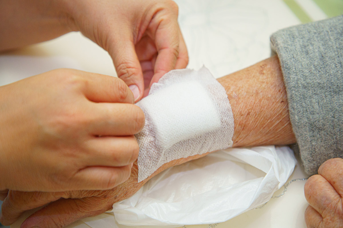 First transient electronic bandage speeds healing by 30% - Medical ...