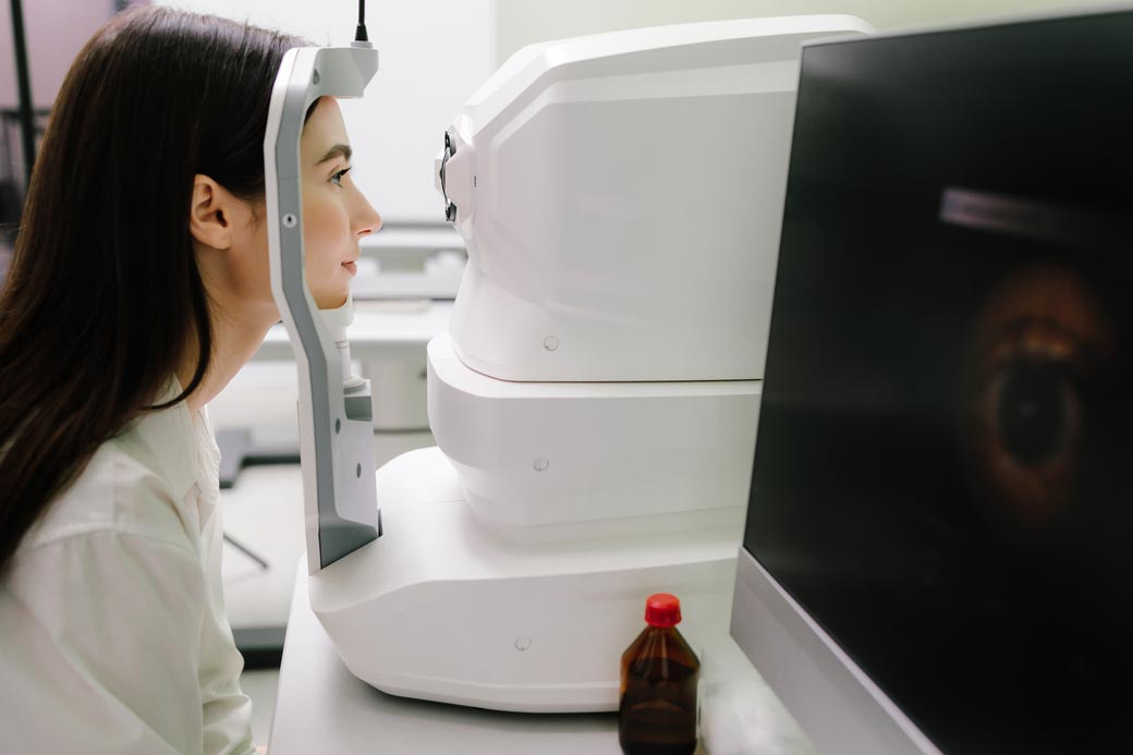 AI-powered mobile retina tracker screens for diabetic eye disease with ...